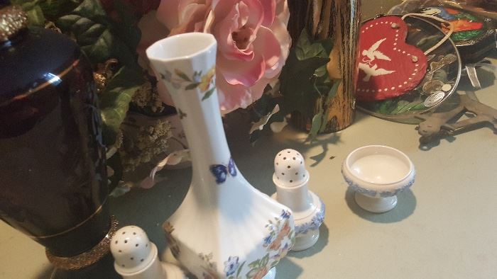 Amazing Collectables, Glass and unique items... starts on 8/26/2016