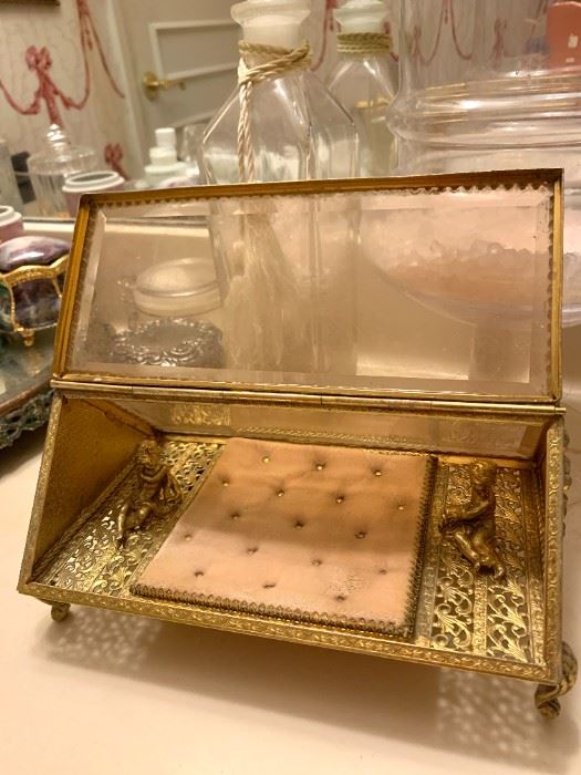 An Estate Sale of classy and wonderful collectible... starts on 6/3/2022