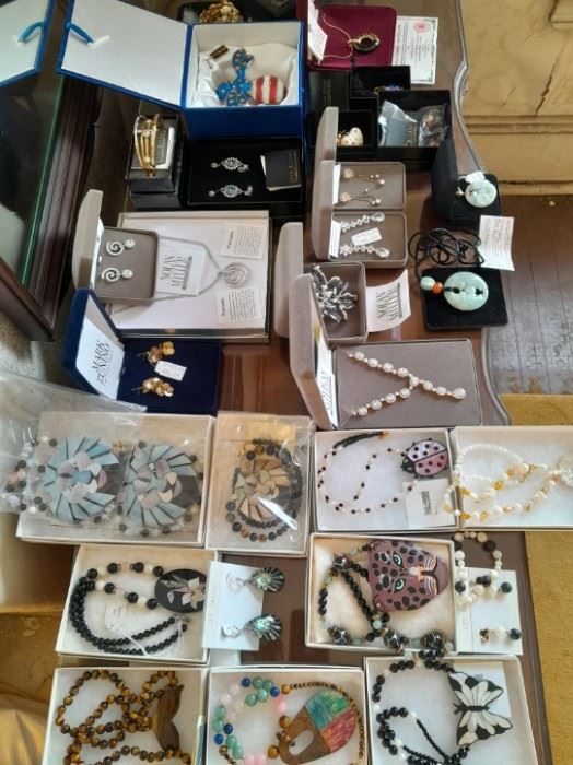 ESTATE SALE W/ ANTIQUES & COLLECTABLES starts on 3/4/2023