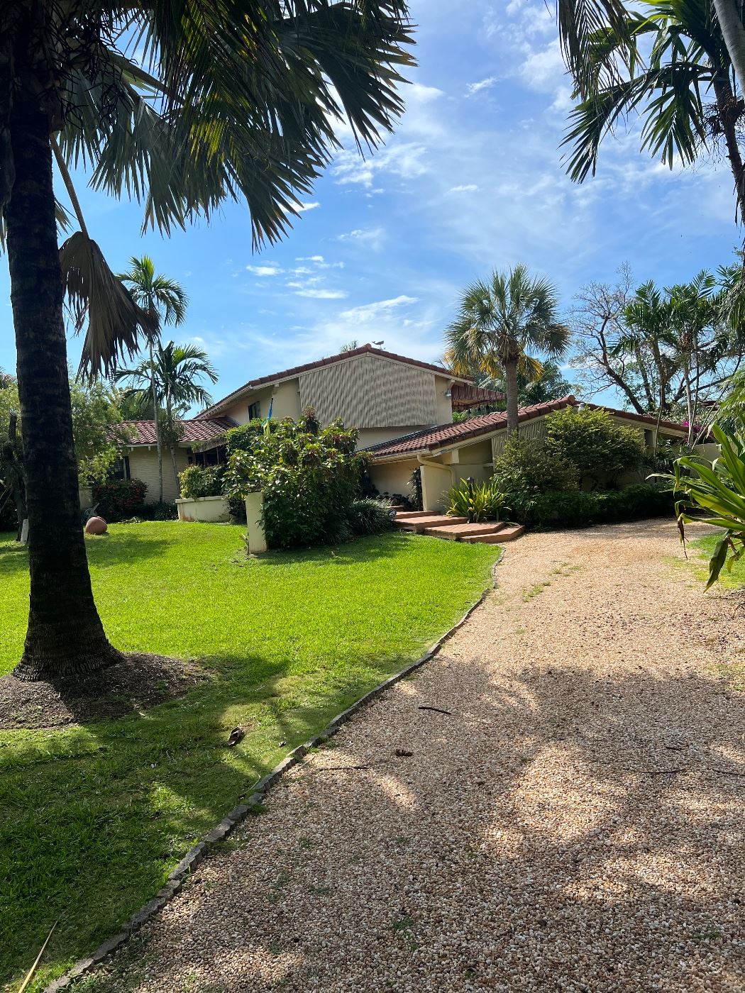 Pretty Pinecrest home. Surprises and treasures.... starts on 5/10/2023