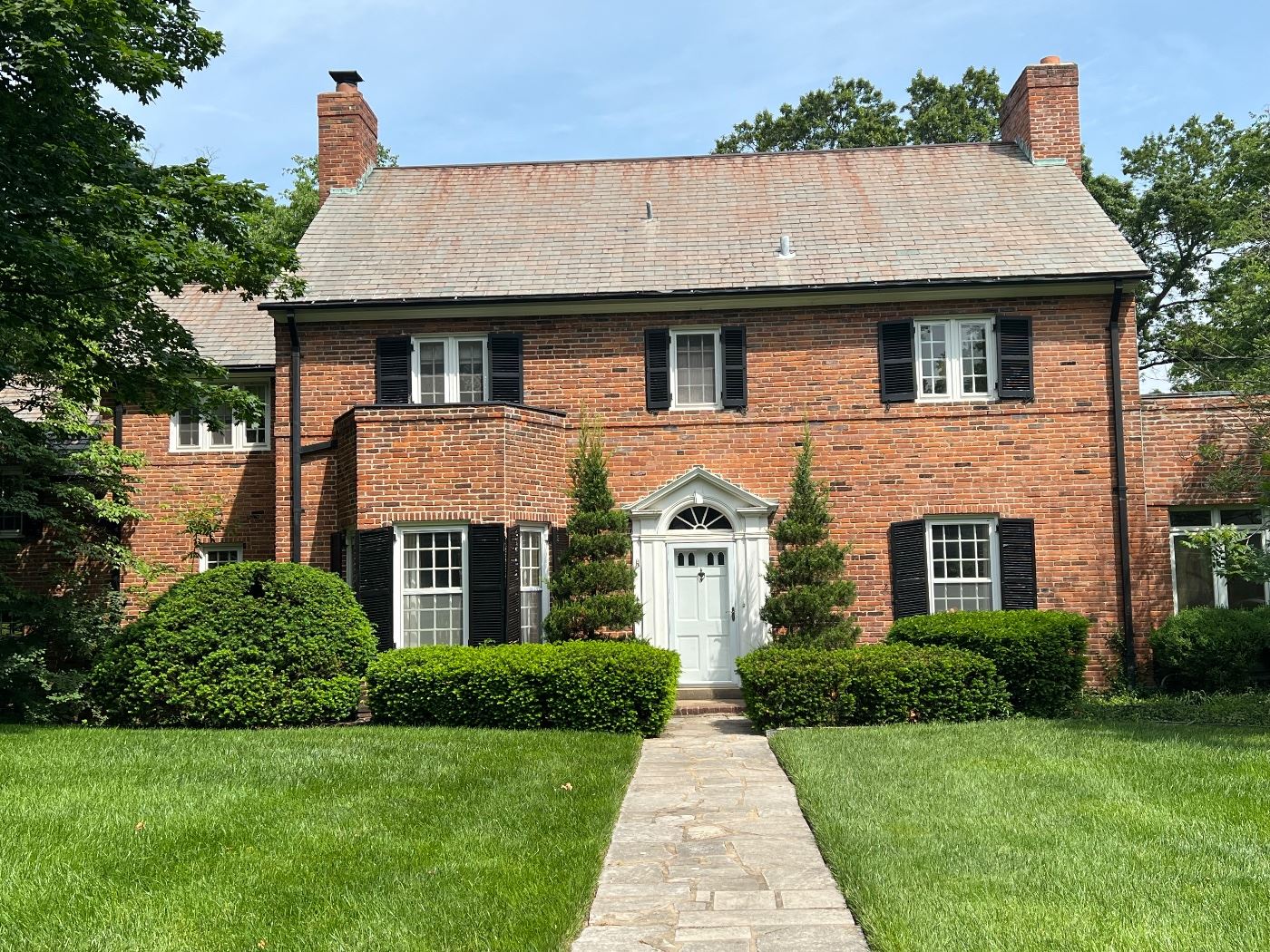 DAVIS PLACE ESTATE SALES in Ladue, MO starts on 5/20/2023