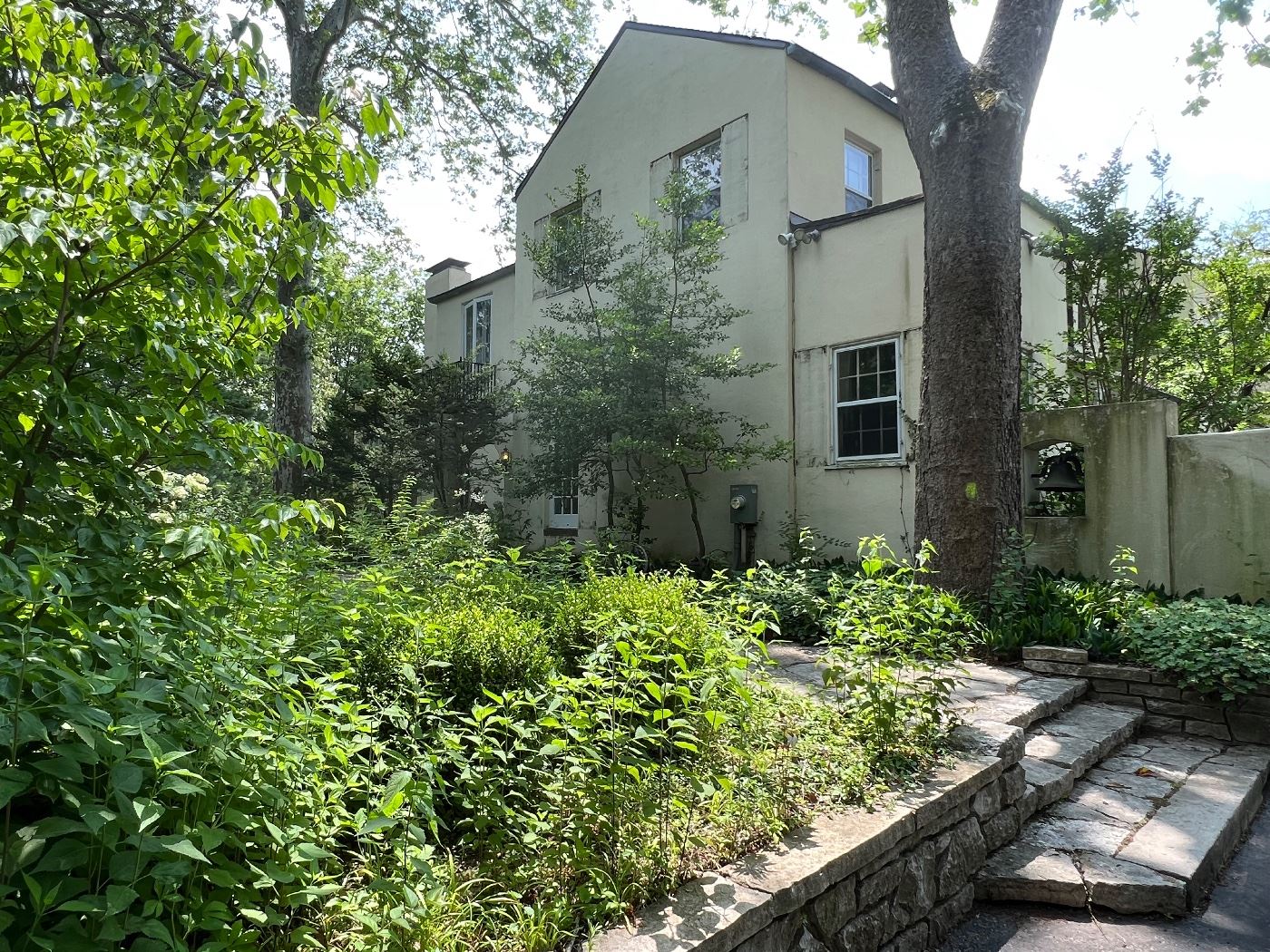 DAVIS PLACE ESTATE SALES in Ladue, MO starts on 6/24/2023