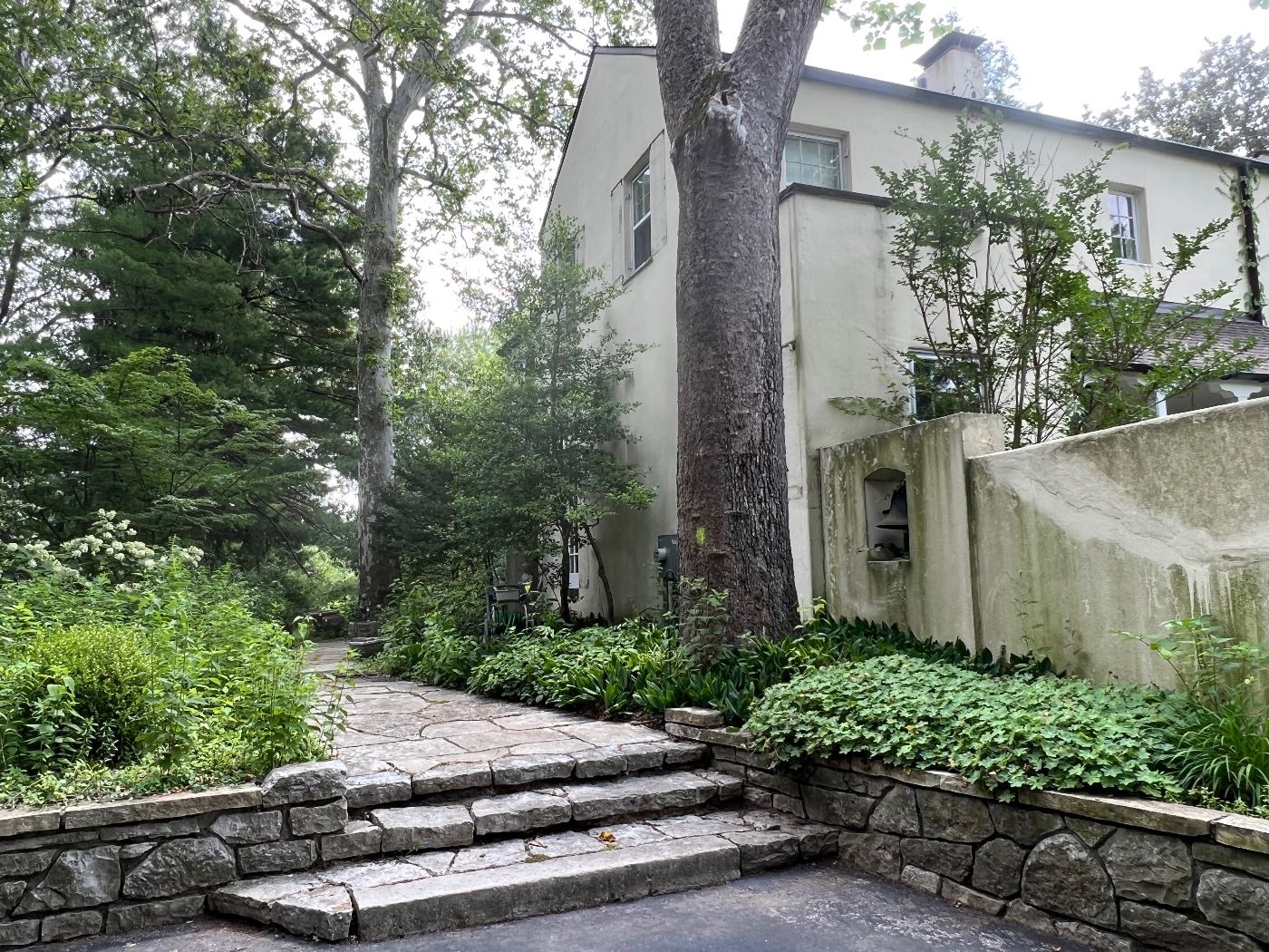 DAVIS PLACE ESTATE SALES in Ladue, MO starts on 6/24/2023