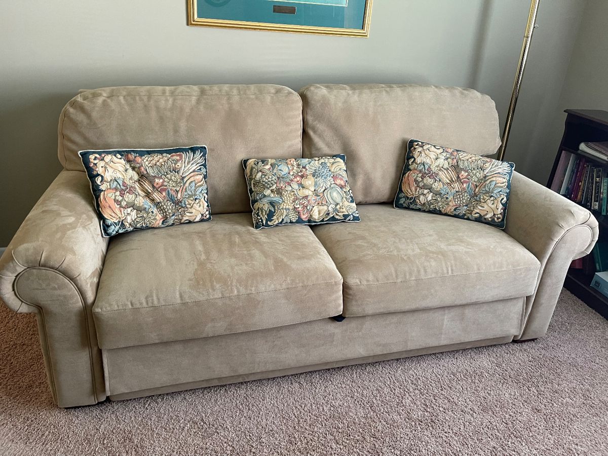 The Pickin Chicks Estate Sale - Up scale,... starts on 8/25/2023