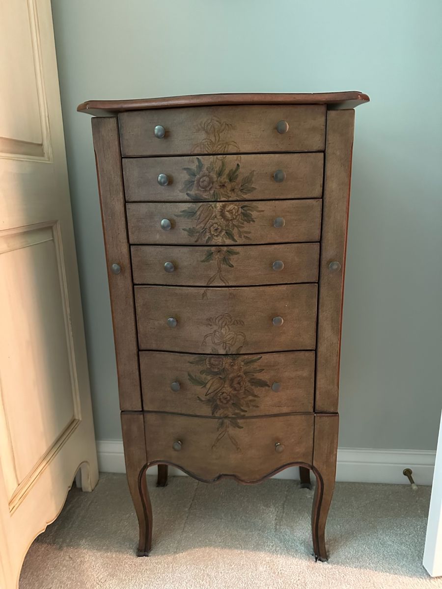 Traditional Upscale Estate Sale on the Golf Course starts on 8/25/2023