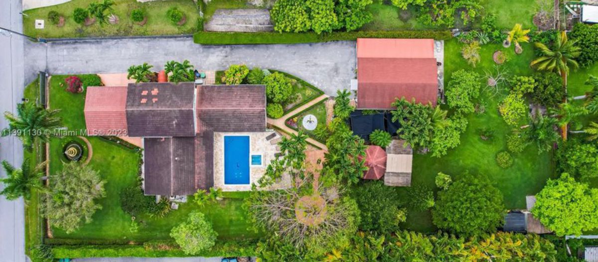 MIAMI MEGA COMPOUND … THOUSANDS OF ITEMS starts on 8/26/2023