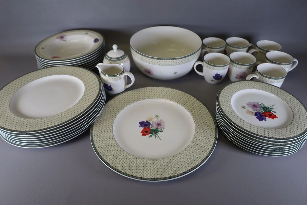 Online Auction Block - Vintage Collectibles... starts on 10/8/2023