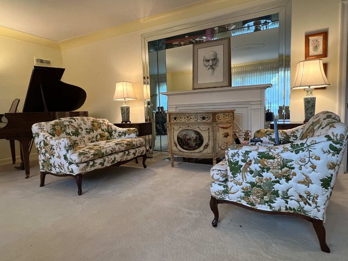 DAVIS PLACE ESTATE SALES in Ladue, MO starts on 10/21/2023