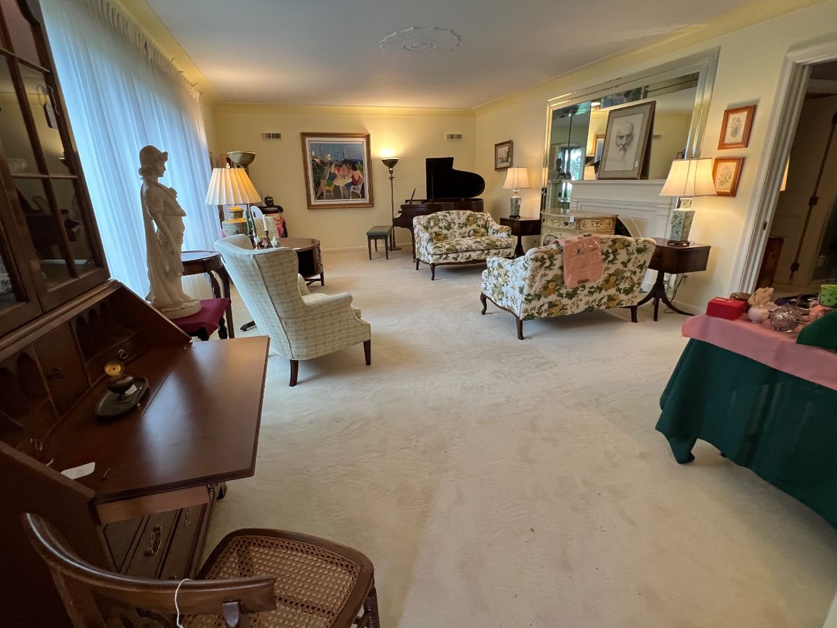 DAVIS PLACE ESTATE SALES in Ladue, MO starts on 10/21/2023