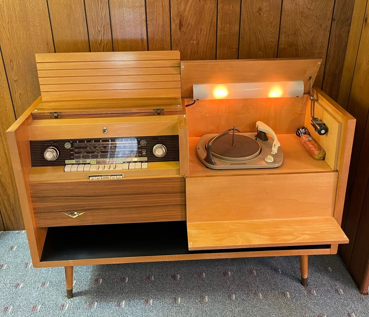 Mid Century Modern Time Capsule Furniture... starts on 10/26/2023