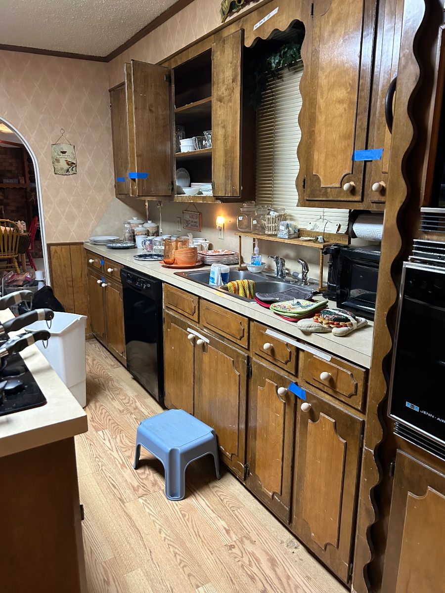 THOMPSON Estate Sale by A Touch of Vintage starts on 10/20/2023