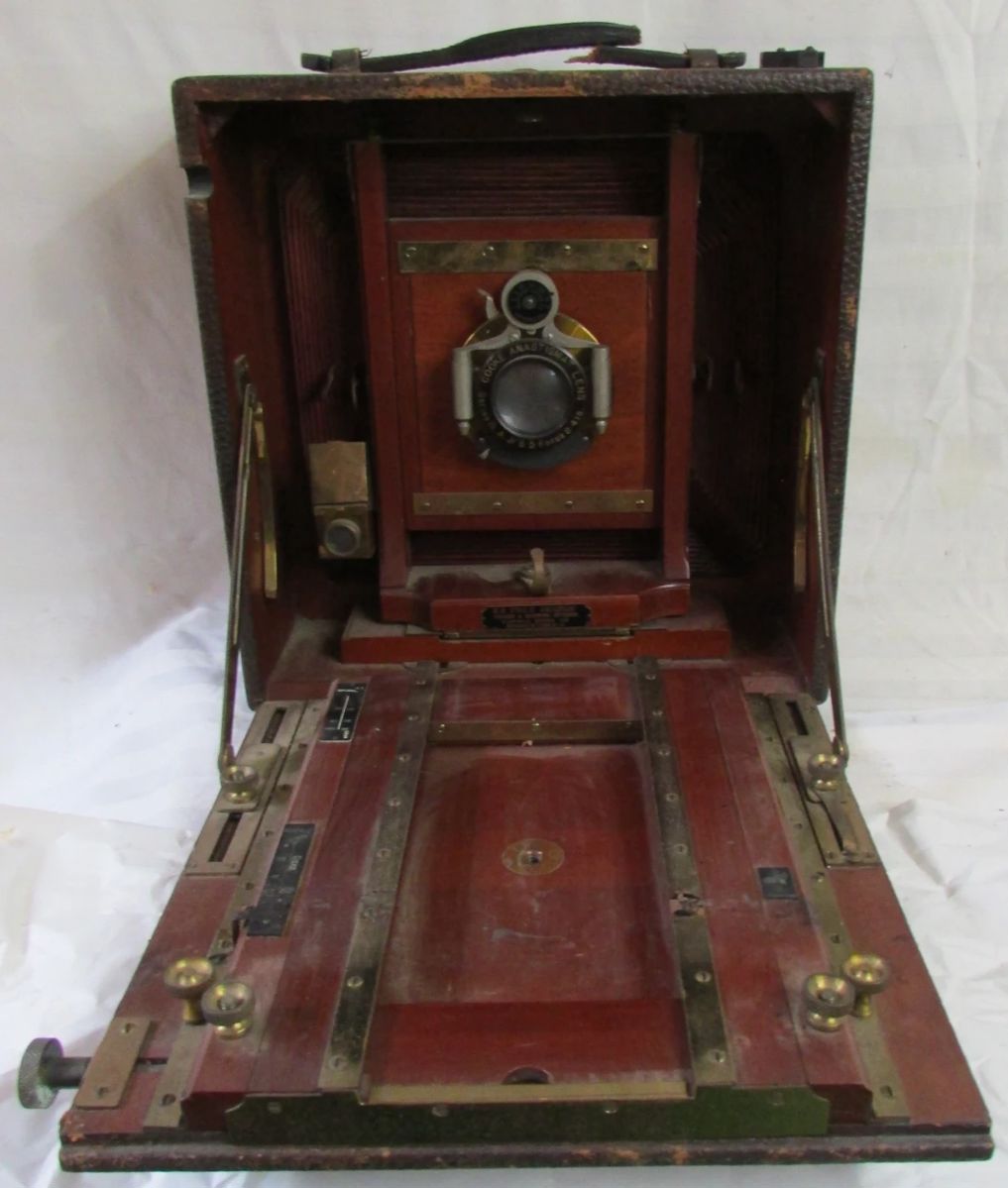 CAMERAS & EQUIPMENT, MINI SEWING MACHINES,... starts on 10/20/2023