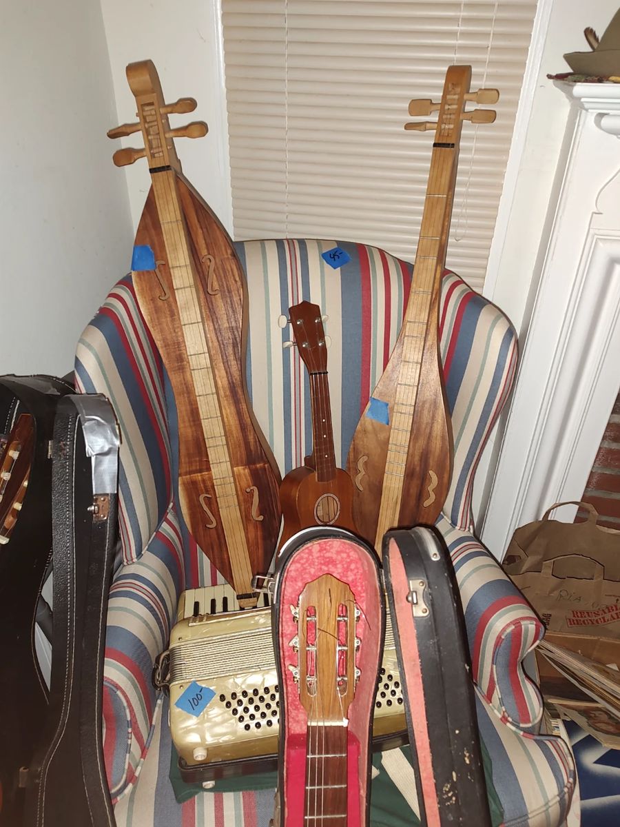 November 4th Great little estate sale vintage... starts on 11/4/2023