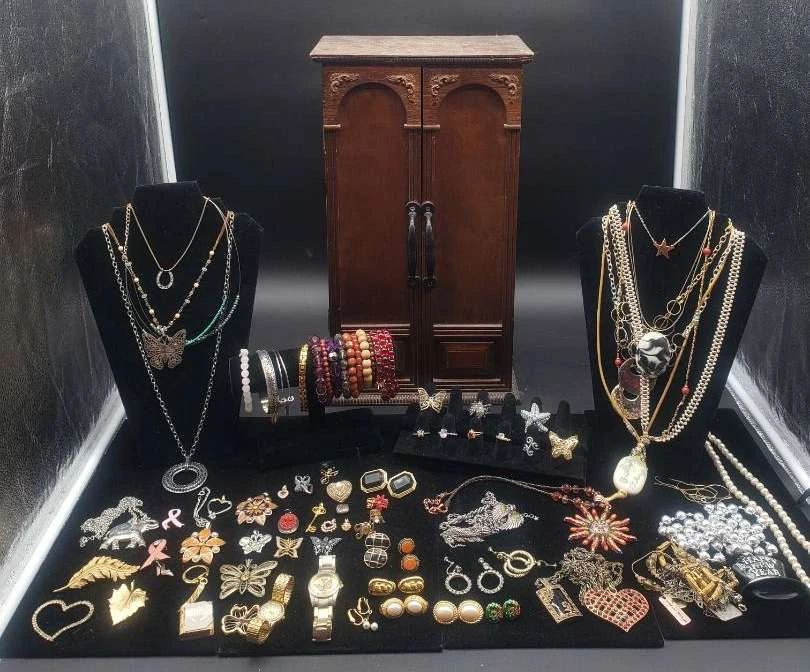 SPRINGFIELD DECOR, TRINKET & HOME GOODS SALE... starts on 12/7/2023