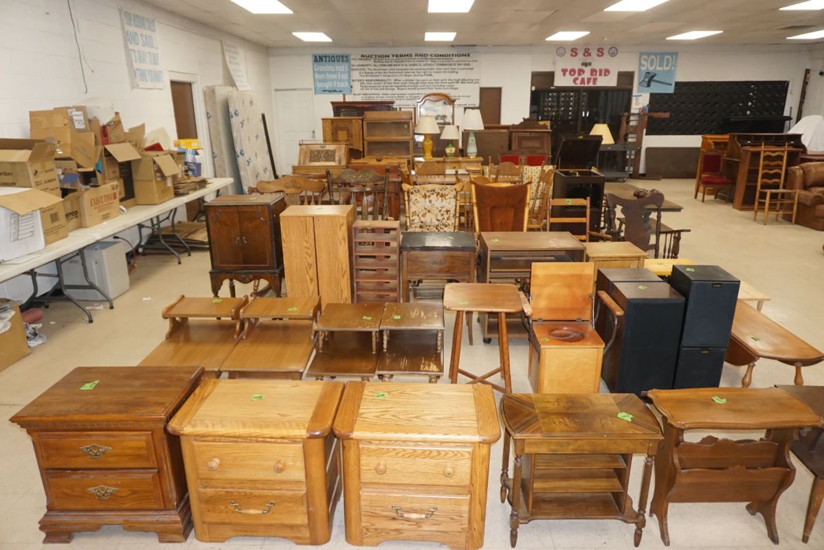 Estate with Lots of Antiques and Collectible... starts on 1/6/2024