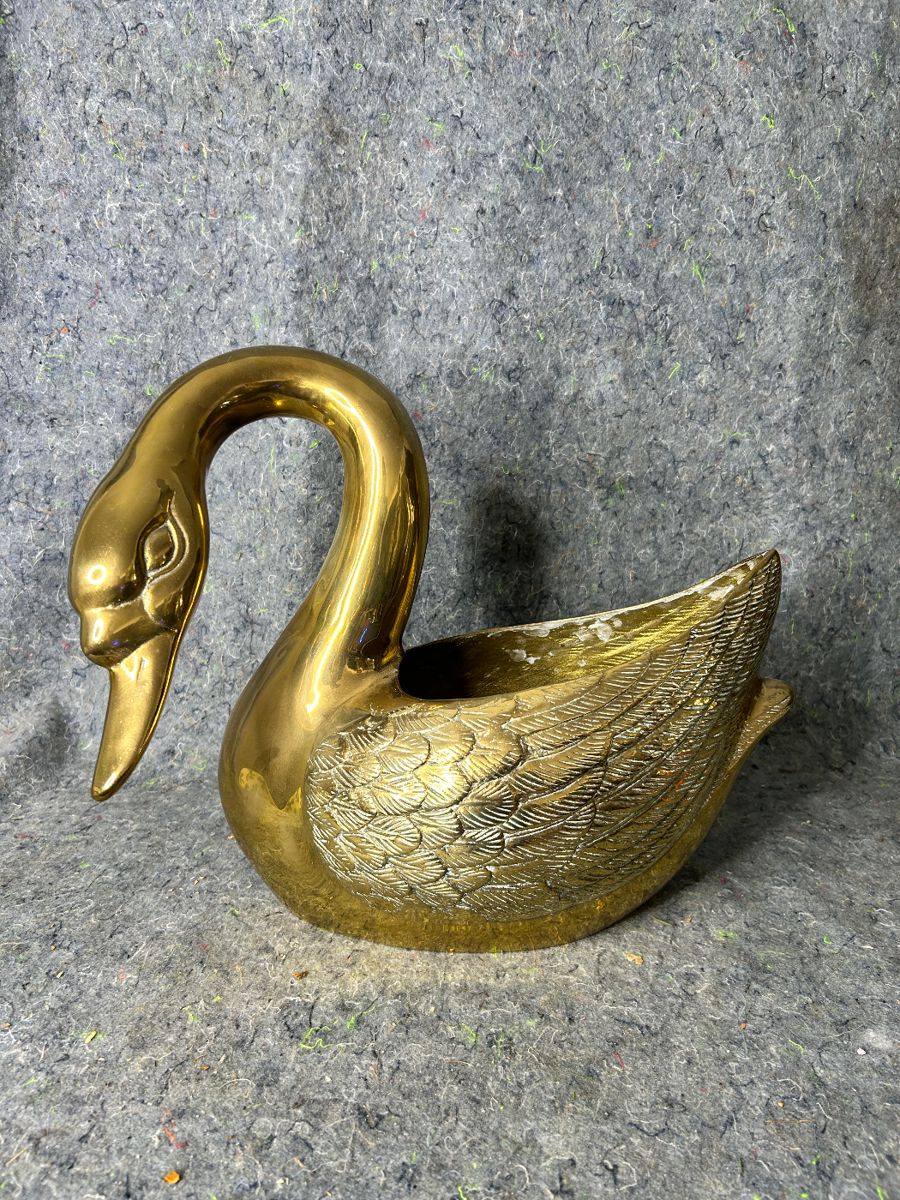 Oh so many pretty things online auction! starts on 1/18/2024