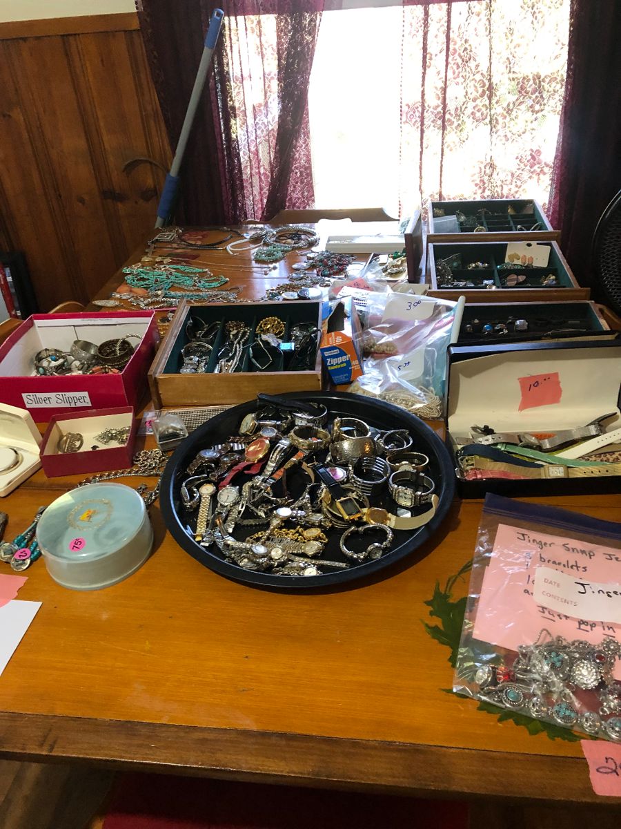 Clutter Queen Estate Sales in Texarkana, TX starts on 2/2/2024