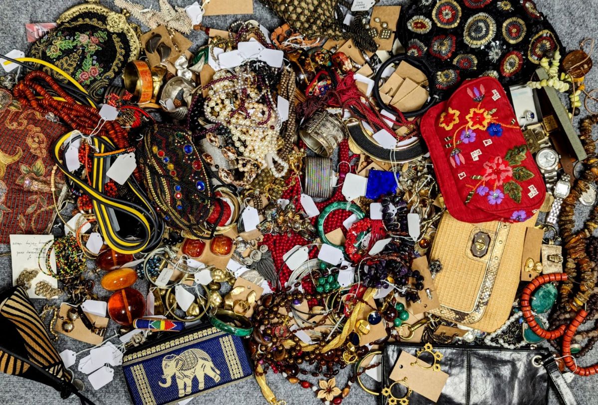 Antique French Clocks, Paintings, Jewelry,... starts on 2/24/2024