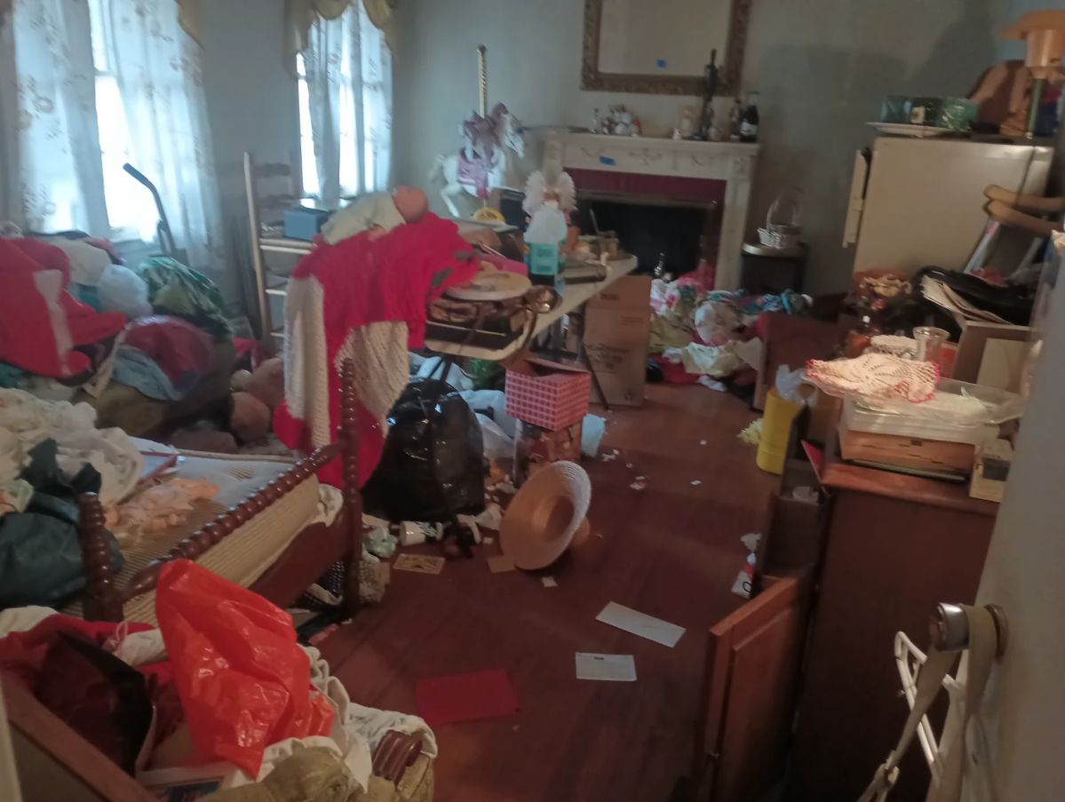 Hoarder house sale,full full, come make offers... starts on 2/18/2024