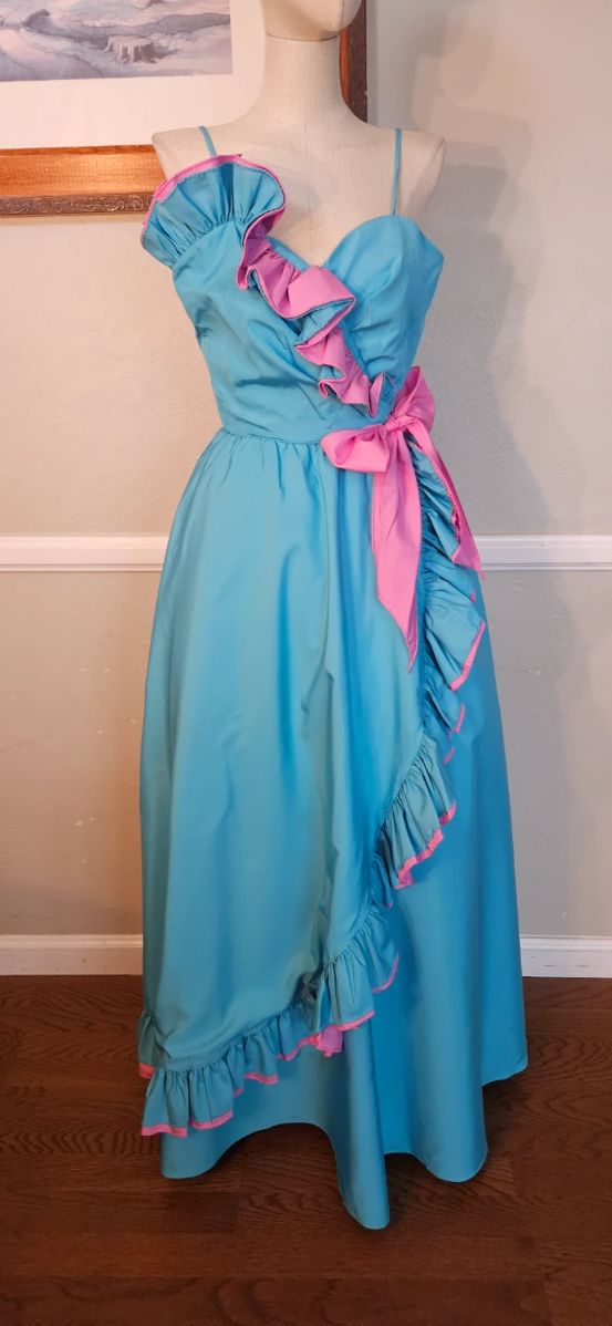 Vintage Dress Sale THOUSANDS OF DRESSES starts on 3/15/2024