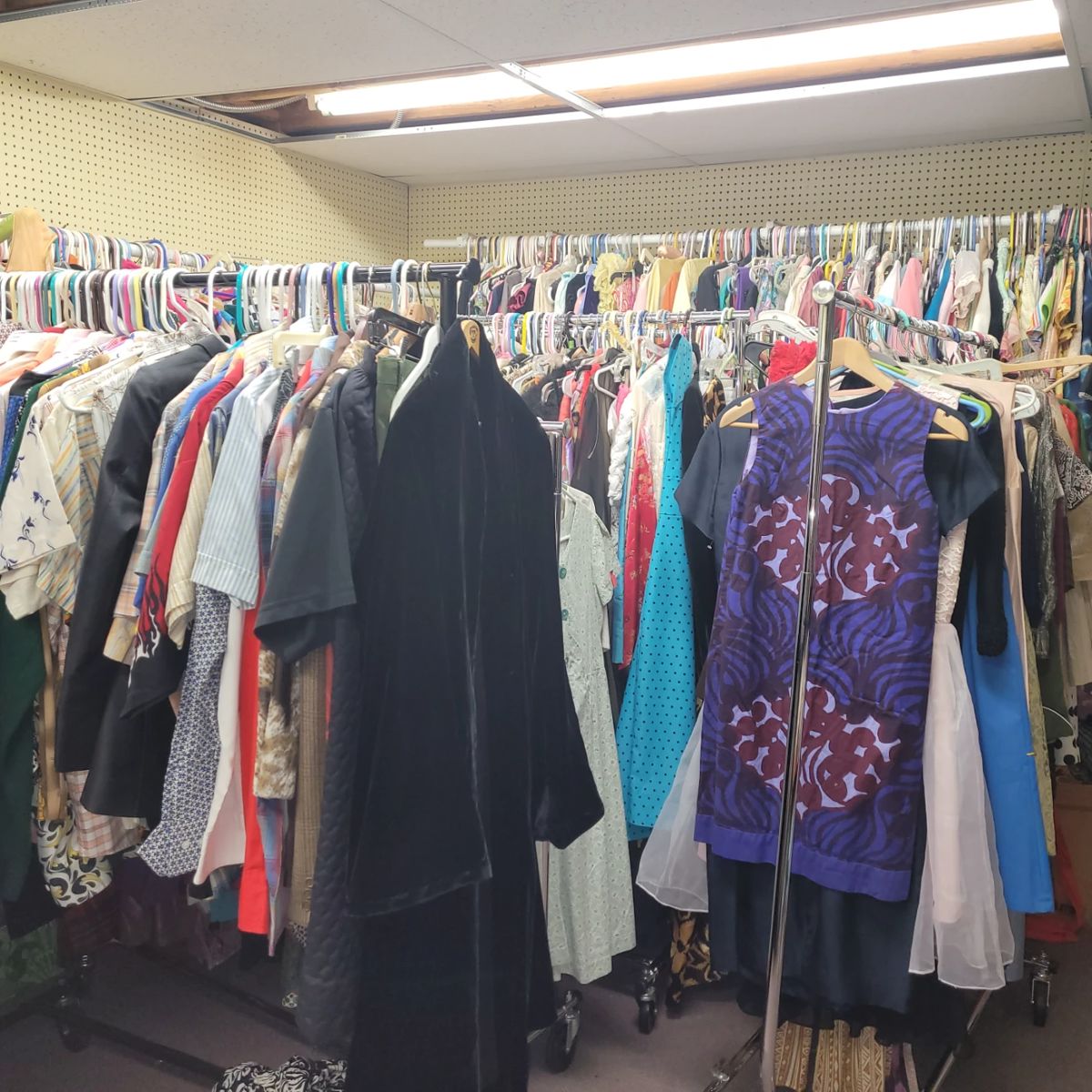 VINTAGE CLOTHING COLLECTION LIQUIDATION starts on 5/3/2024