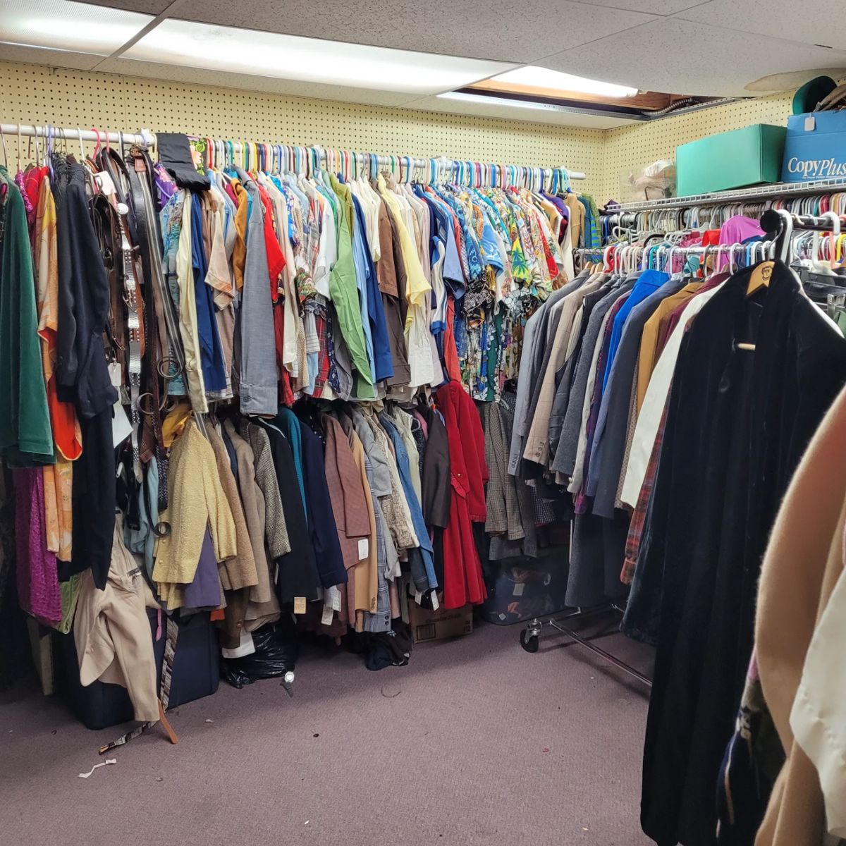VINTAGE CLOTHING COLLECTION LIQUIDATION starts on 5/3/2024