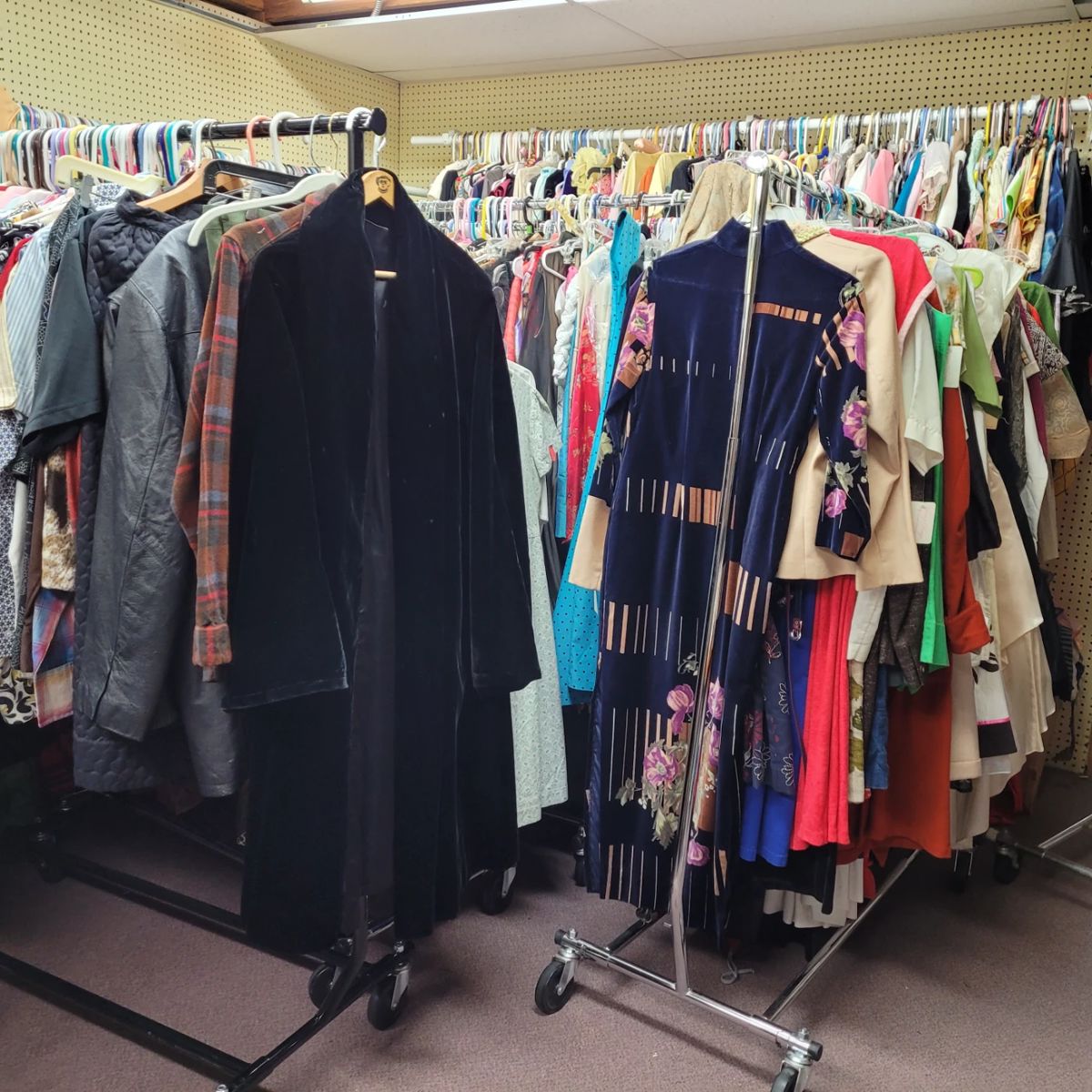 VINTAGE CLOTHING COLLECTION LIQUIDATION starts on 5/3/2024