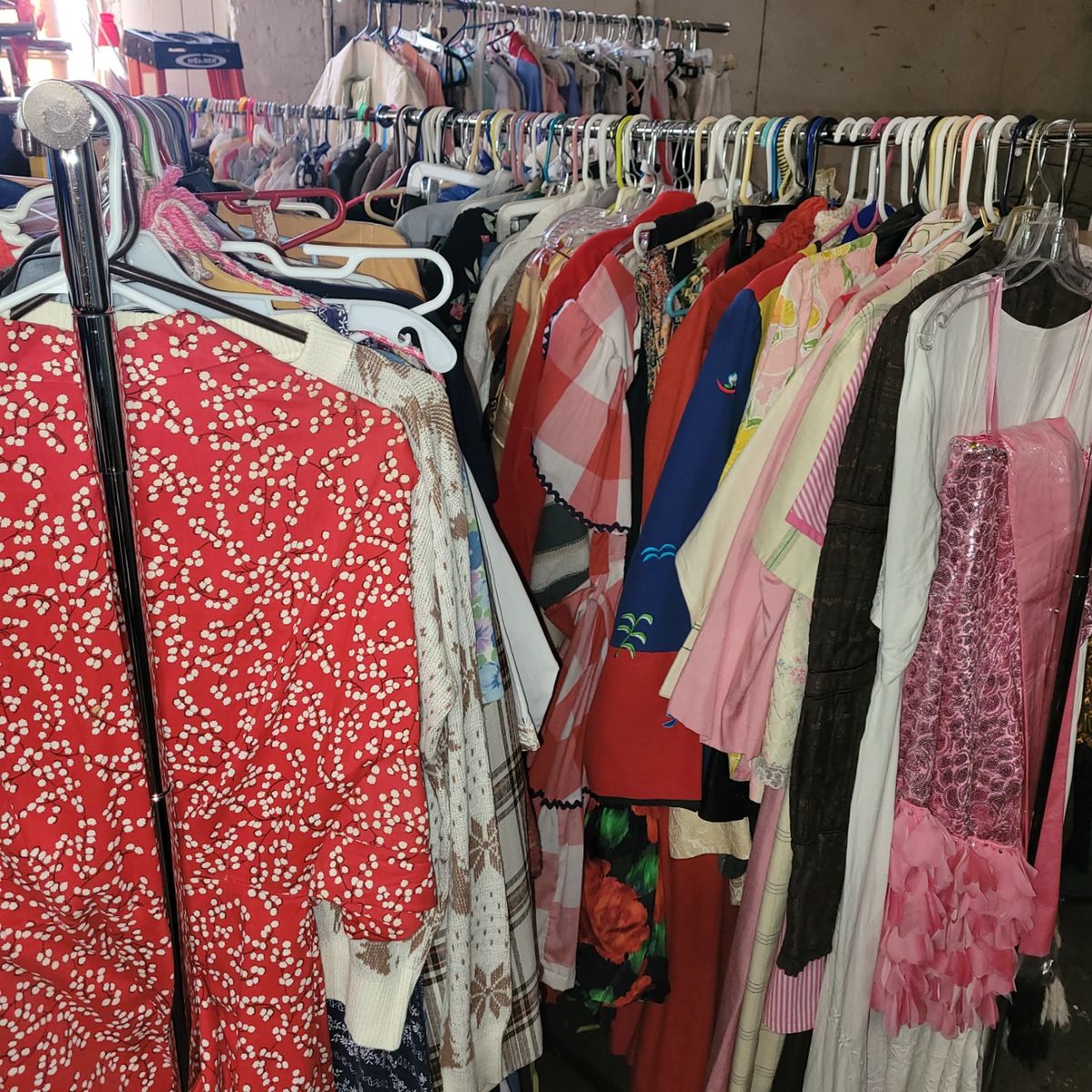 VINTAGE CLOTHING COLLECTION LIQUIDATION starts on 5/3/2024