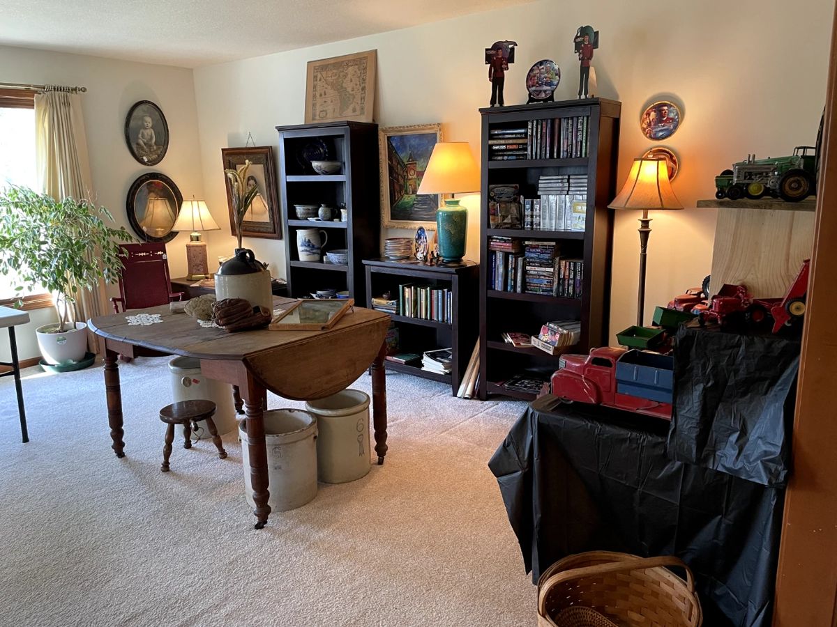 OAKLAND, IL LIVING ESTATE - MOVING in Oakland, IL starts on 3/22/2024