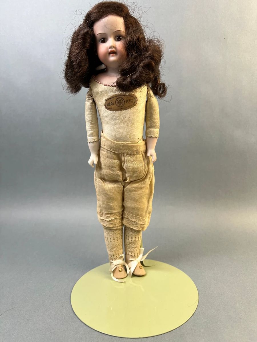 **Girlfriends Dolls Dolls & Royal Albert... starts on 3/20/2024