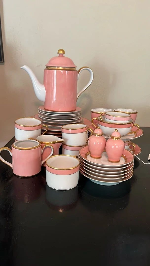 FLASH AUCTION - 48 HOURS TO BID - Beds, Dining... starts on 4/13/2024