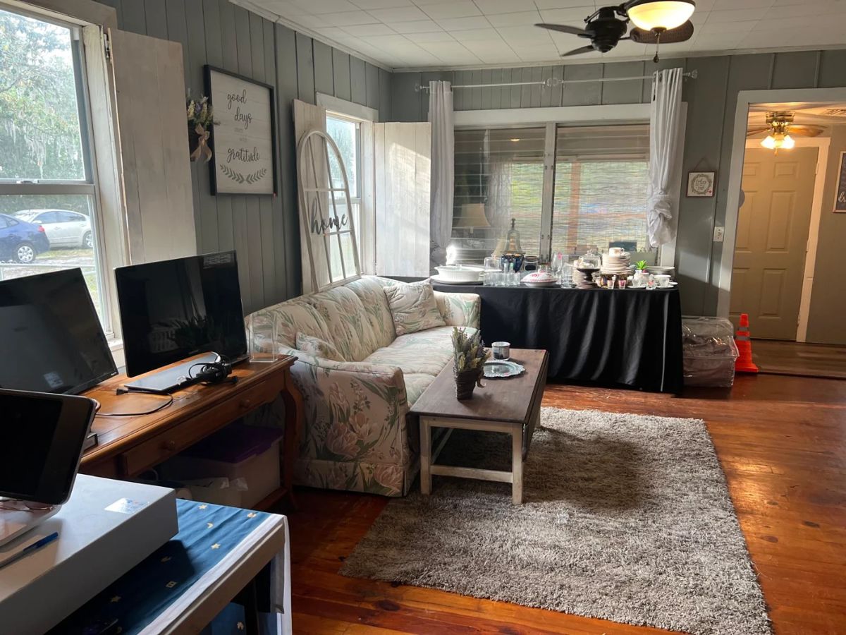 Seffner beautiful cottage by the lake: mid-century... starts on 5/10/2024