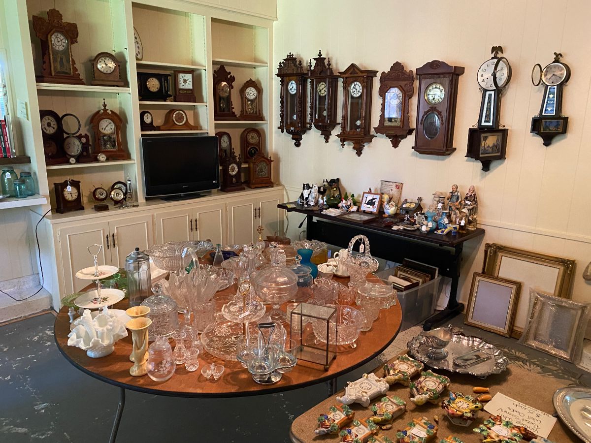 Estate sale with Antiques in Seabrook, TX starts on 5/25/2024