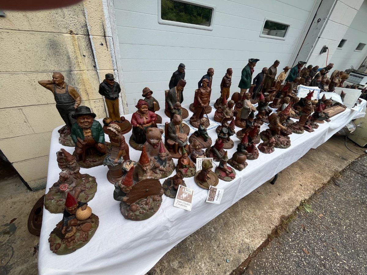 OUTSIDE AUCTION SIGNS, TOM CLARK, ANTIQUES,... starts on 6/2/2024