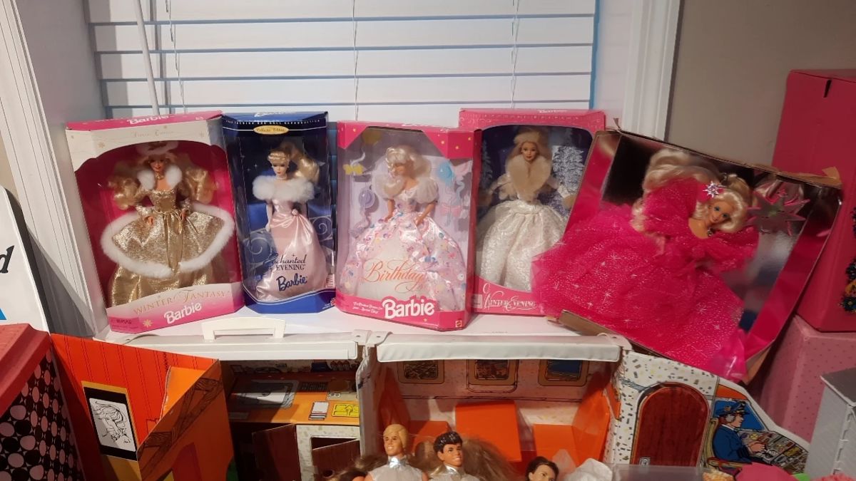 VINTAGE TOYS, FURNITURE, PAMPERED CHEF, TUPPERWARE... starts on 5/31/2024