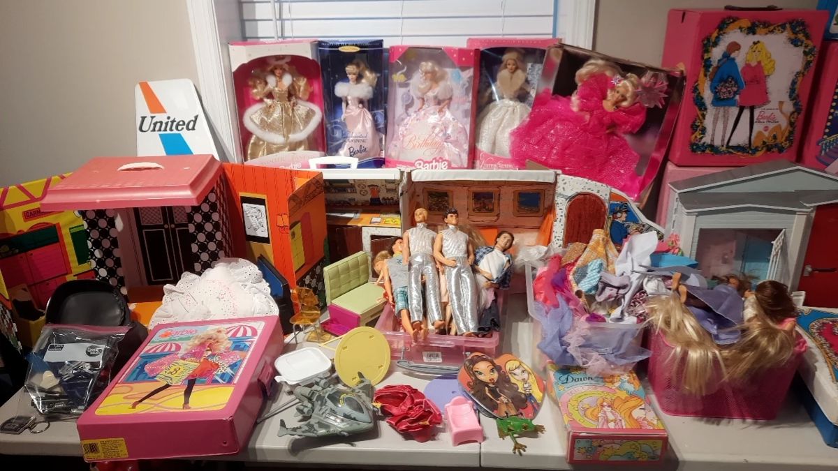 VINTAGE TOYS, FURNITURE, PAMPERED CHEF, TUPPERWARE... starts on 5/31/2024