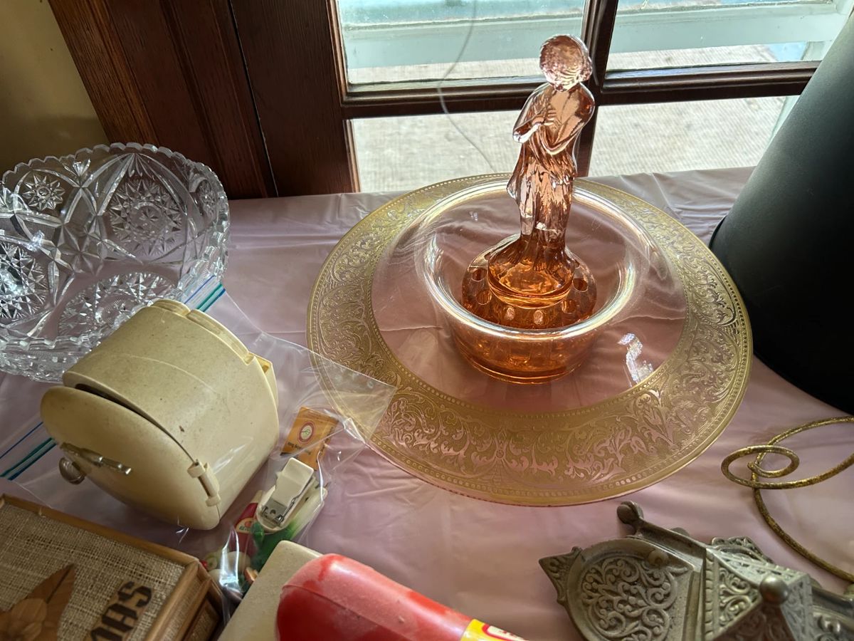 ESTATE SALE FOR EXMAYOR TOM HART in Davenport, IA starts on 6/21/2024