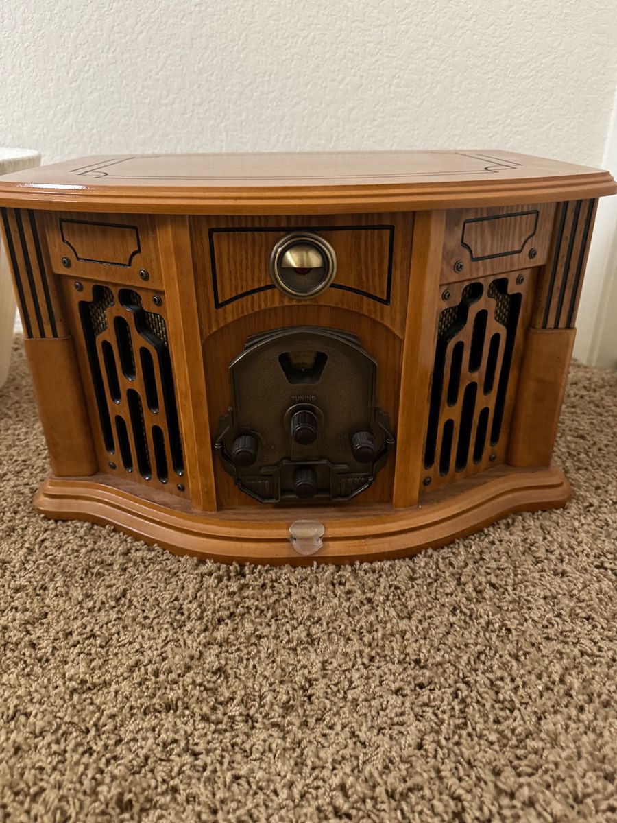 Laveen Estate Sale: Explore Vintage Finds... starts on 8/1/2024