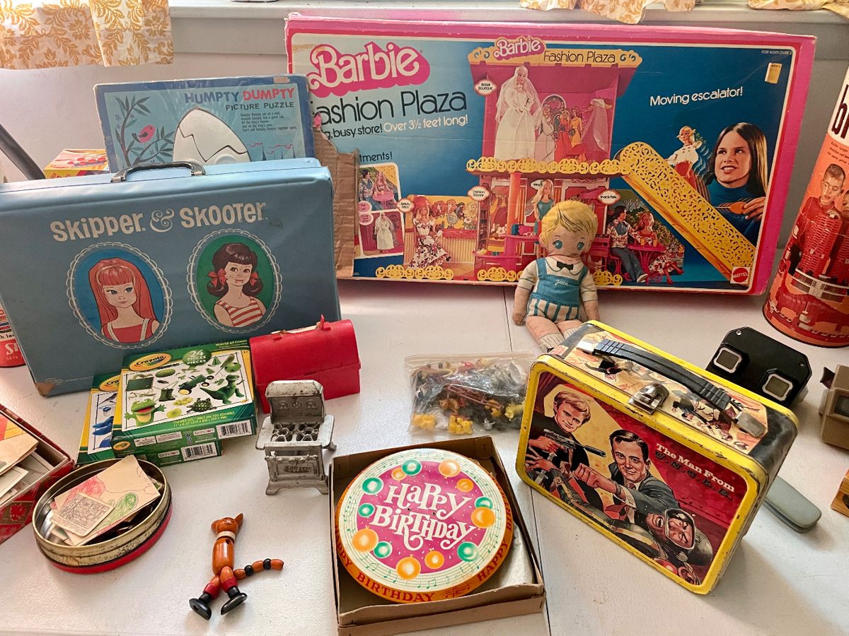 ANTIQUES. JEWELRY. COLLECTIBLES. BOX LOTS. starts on 8/19/2024