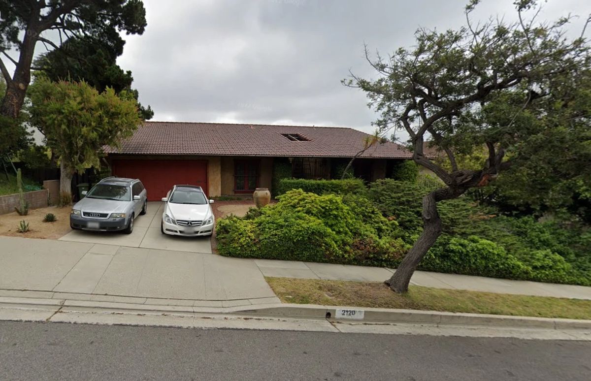 Los Feliz Area Home--Estate Sale in Los Angeles starts on 10/18/2024