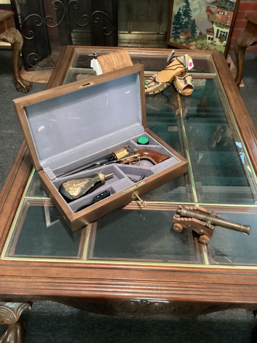 Oak Cliff Estate Sale near Hampton & Ledbetter starts on 11/15/2024