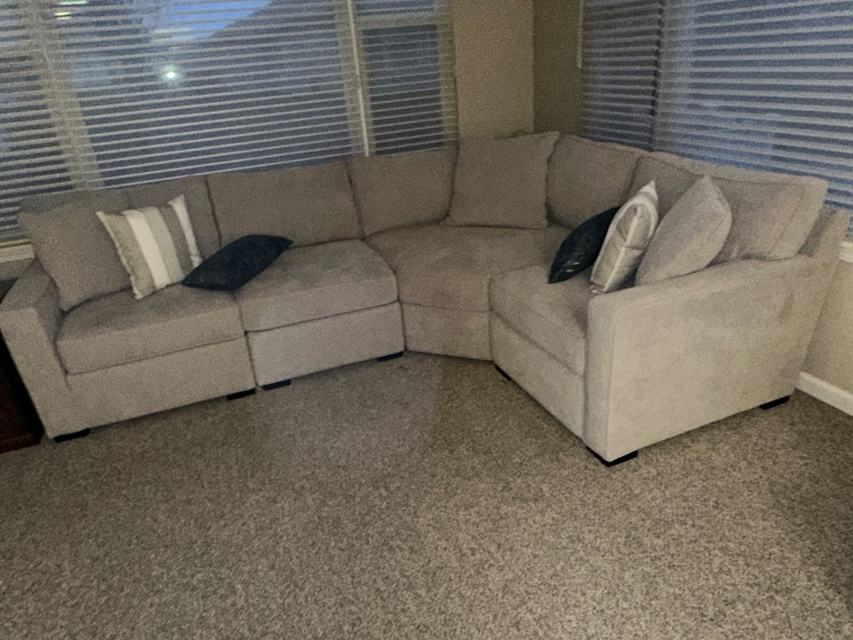 del webb sectional sofa Lladro Flo blue Wedgwood... starts on 11/23/2024