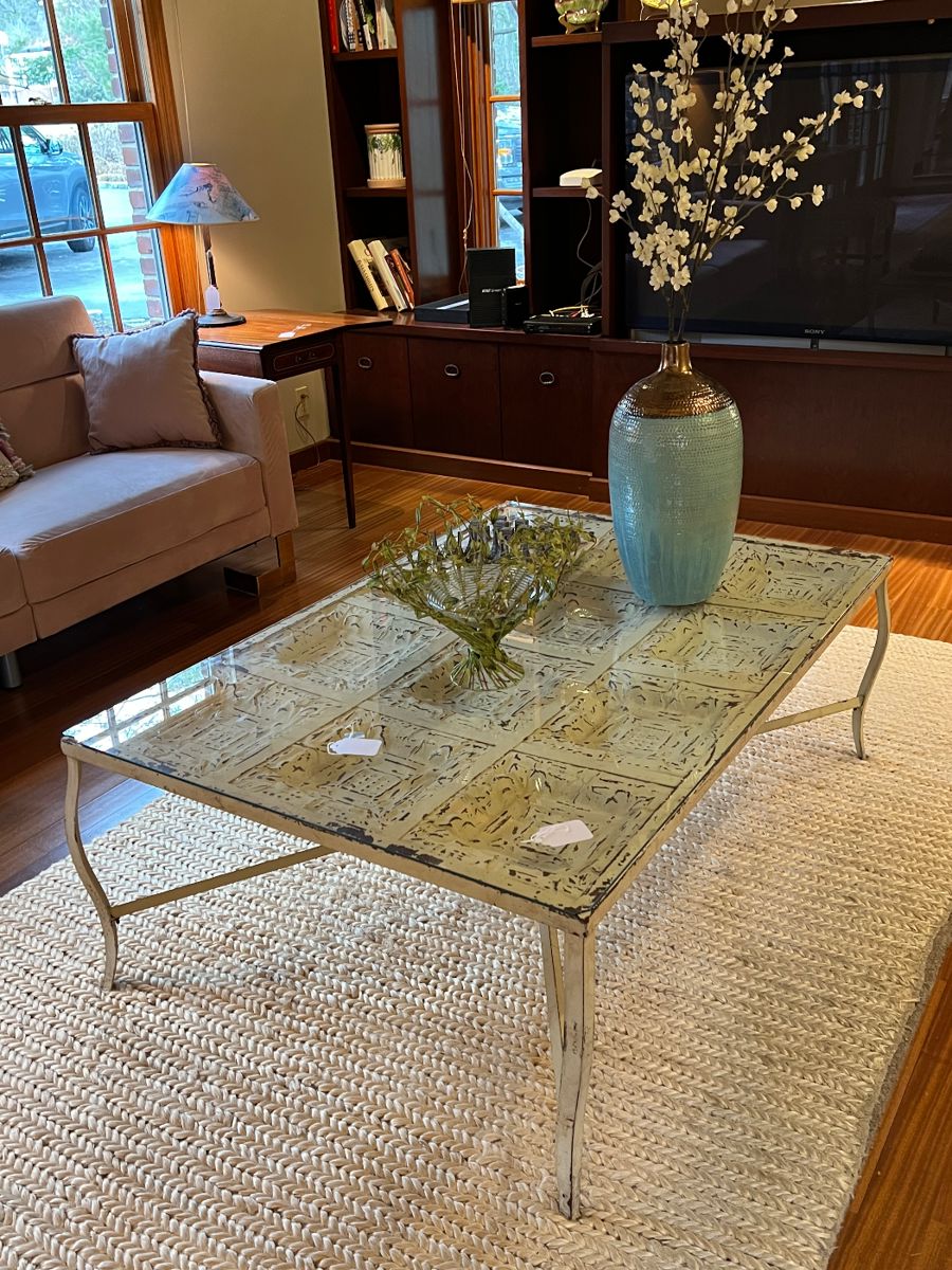 DAVIS PLACE ESTATE SALES in Ladue, MO starts on 2/8/2025