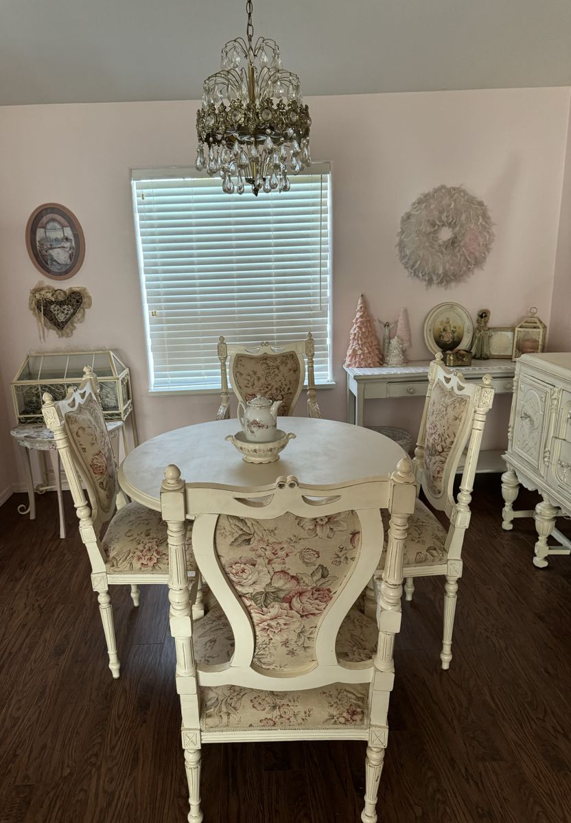 HEIRLOOM ESTATE SALE LLC PRESENTS PRETTY... starts on 2/1/2025