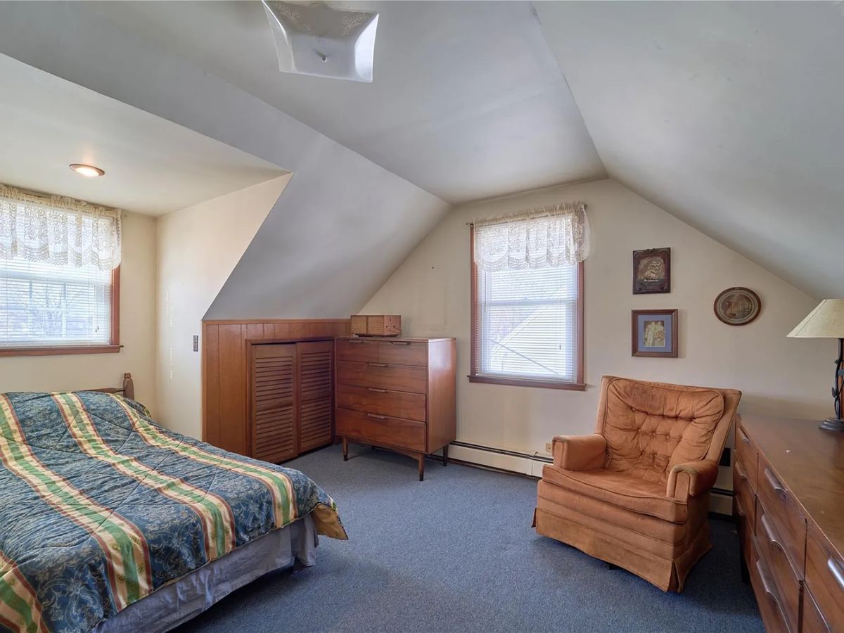 VINTAGE LINDENHURST Online Auction With MCM... starts on 3/23/2025