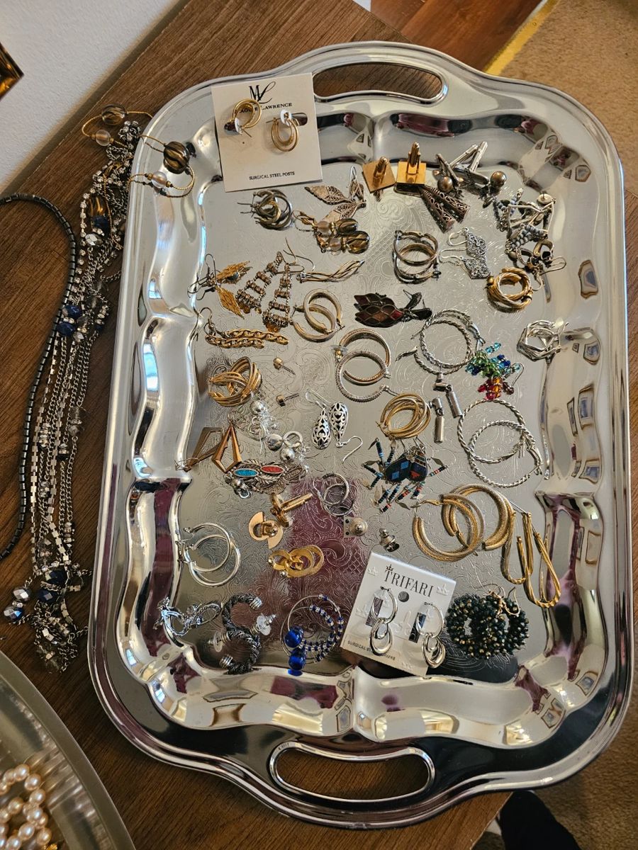 Cait's Orland Park Estate Sale - 50% OFF SATURDAY! starts on 3/28/2025