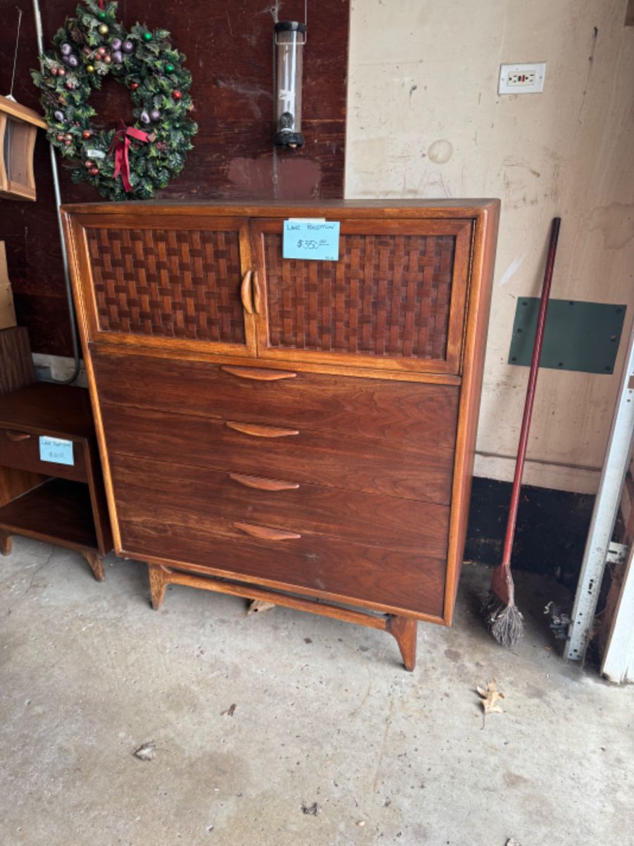 AMAZING MID-CENTURY-TRADITIONAL FLOSSMOOR... starts on 3/22/2025