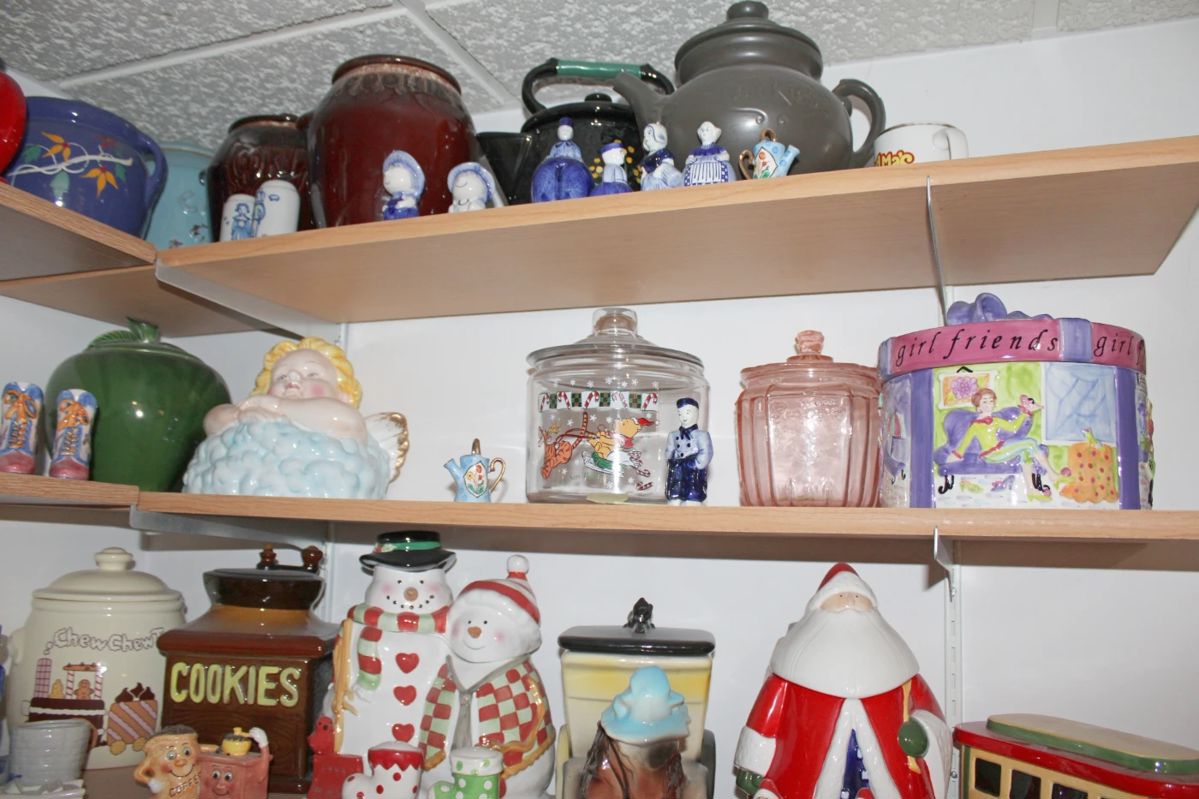 COLOSSAL LIFETIME COOKIE JAR COLLECTION AUCTION starts on 4/6/2025