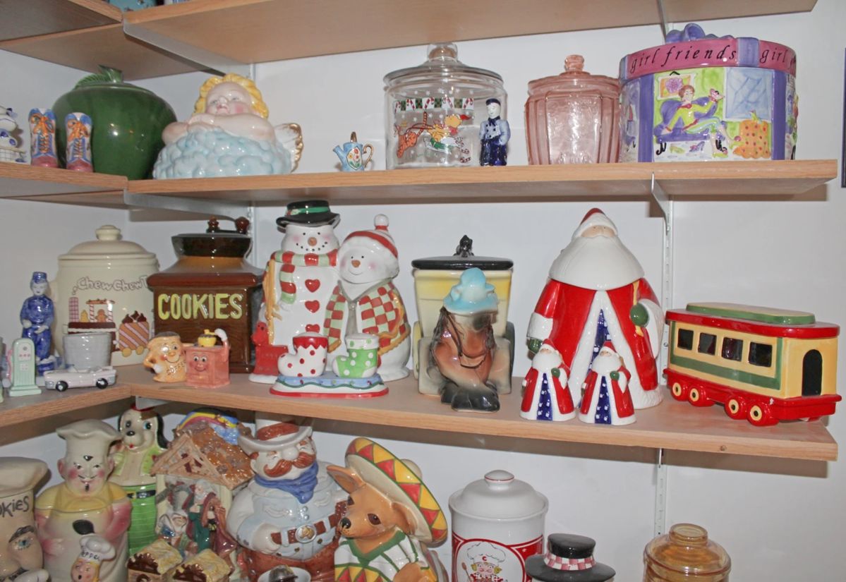 COLOSSAL LIFETIME COOKIE JAR COLLECTION AUCTION starts on 4/6/2025