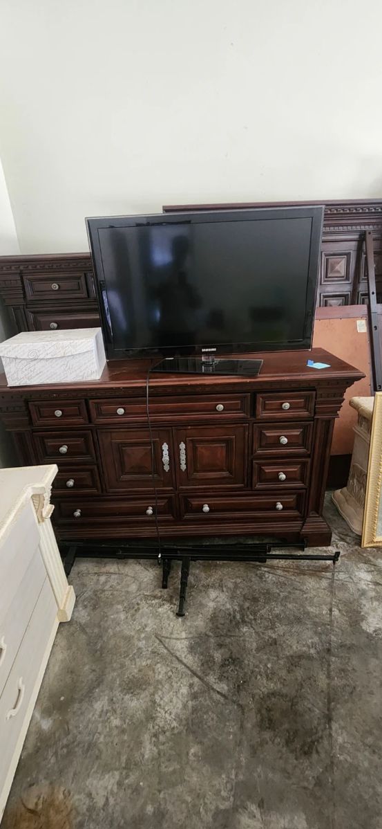 Vintage estate sale in Decatur, GA starts on 4/5/2025